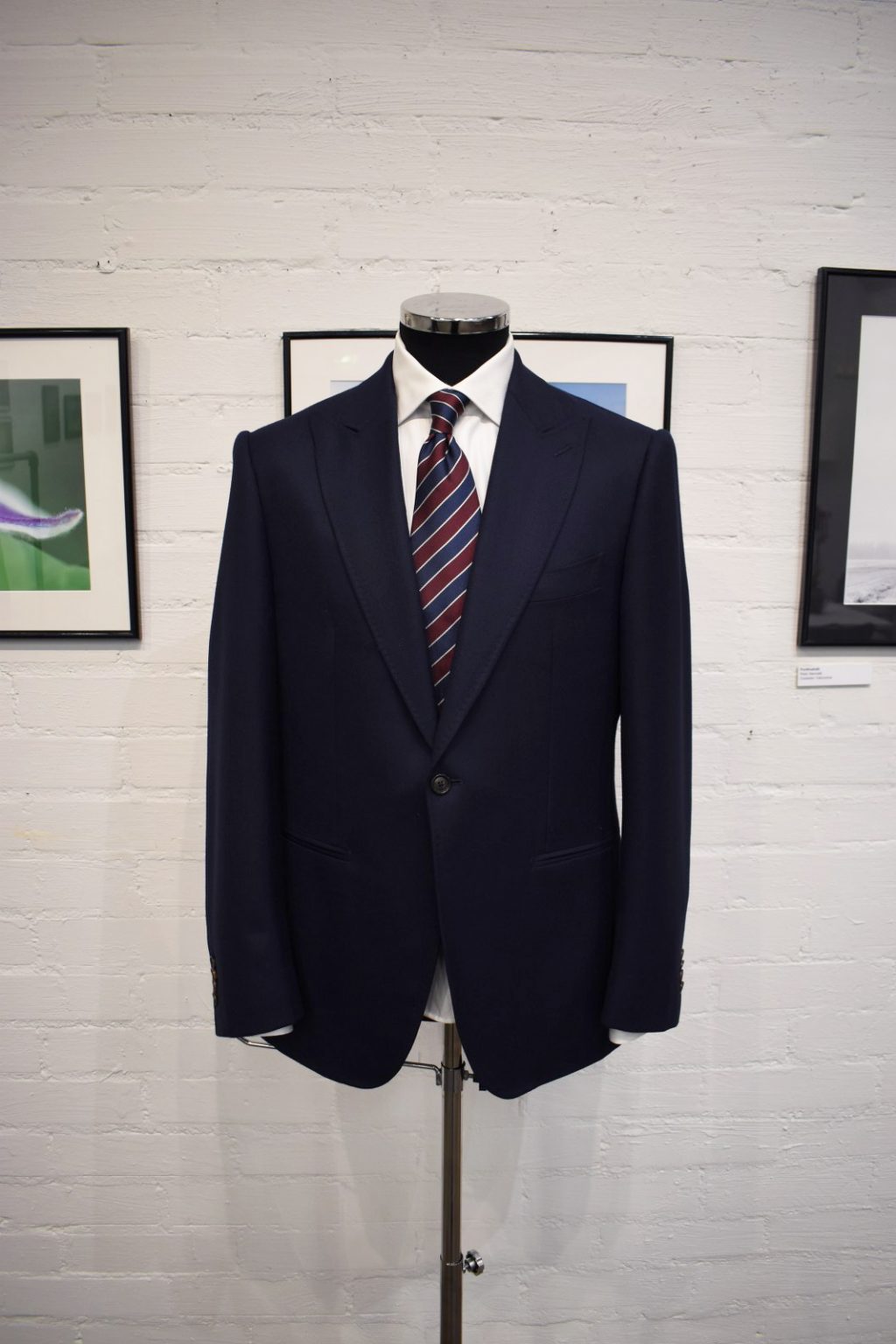 Ville Raivio ja Herrainpukimo: tumma puku | Keikari.com